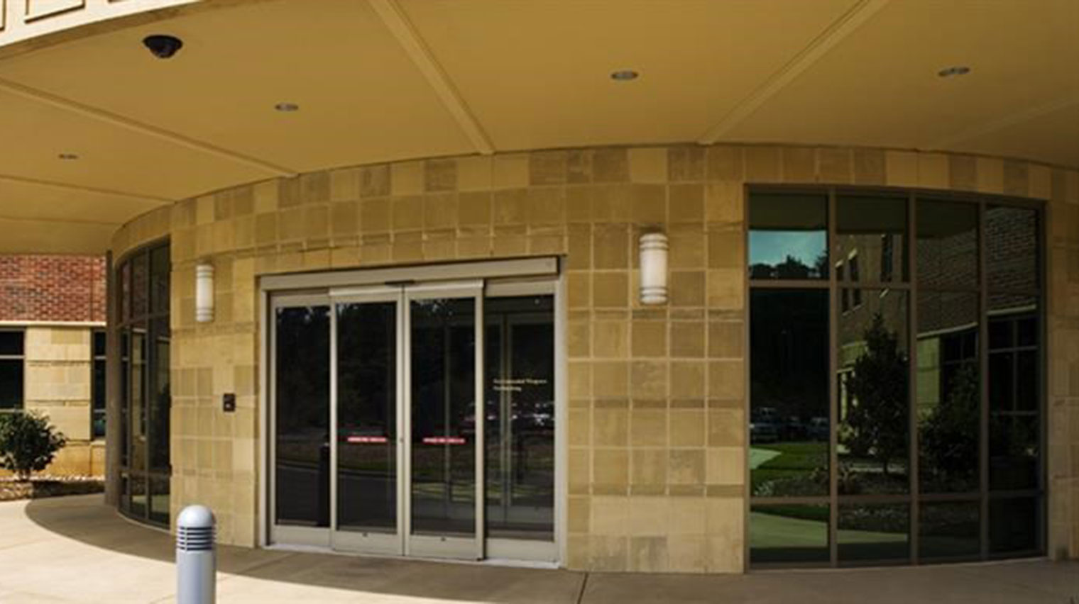 Functional and attractive entrance in medical center