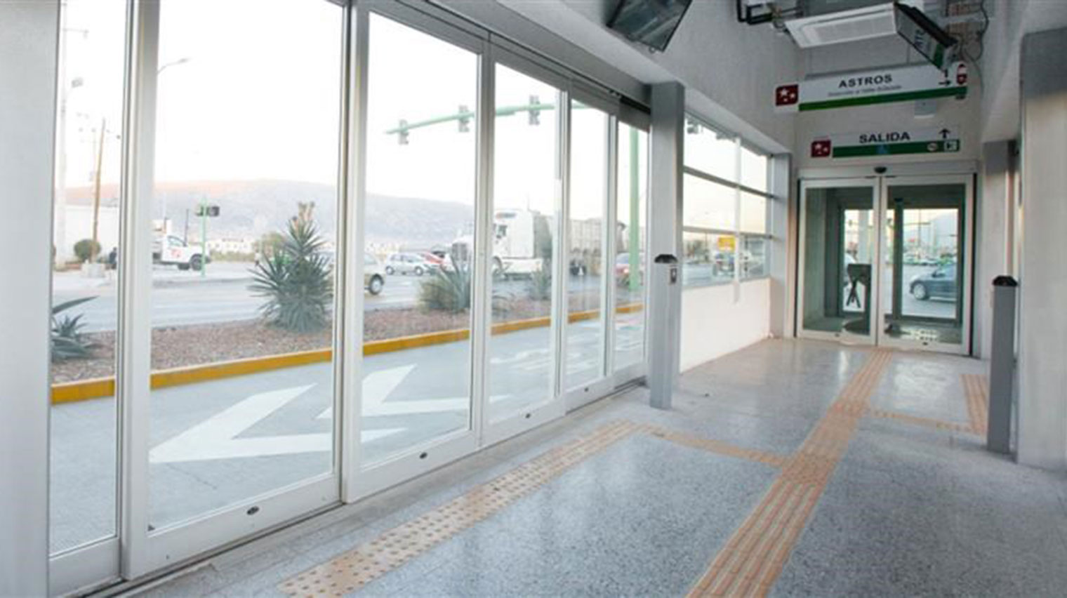 Efficient public transportation with automatic door systems | ASSA ...